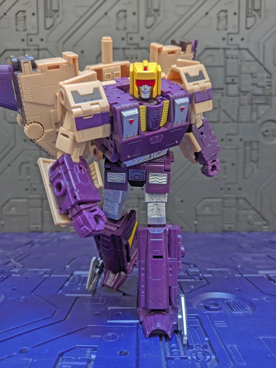 Foto Reseña: Transformers Legacy Leader Class Blitzwing – Cybertron 21