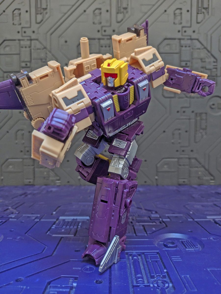 Foto Reseña: Transformers Legacy Leader Class Blitzwing – Cybertron 21