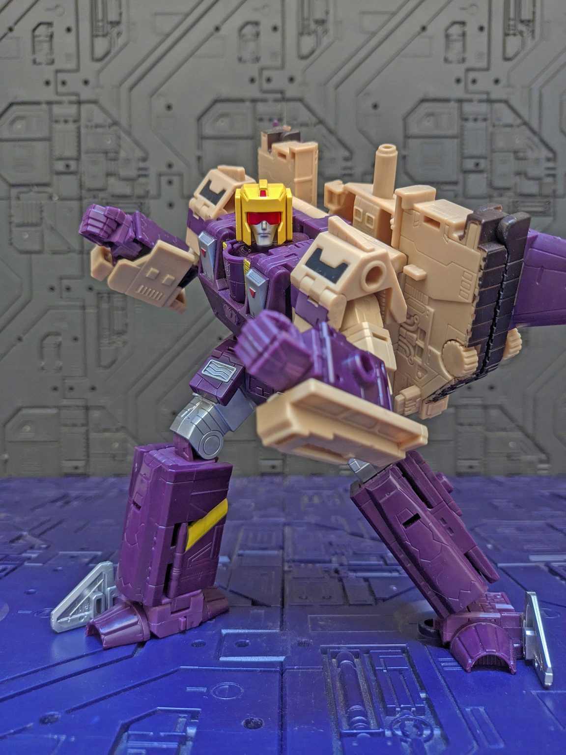 Foto Reseña: Transformers Legacy Leader Class Blitzwing – Cybertron 21