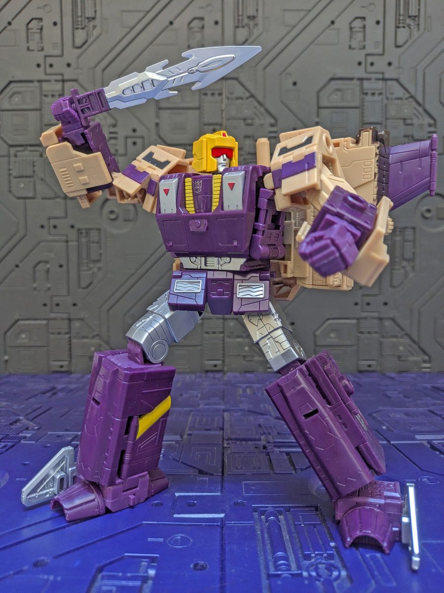 Foto Reseña: Transformers Legacy Leader Class Blitzwing – Cybertron 21