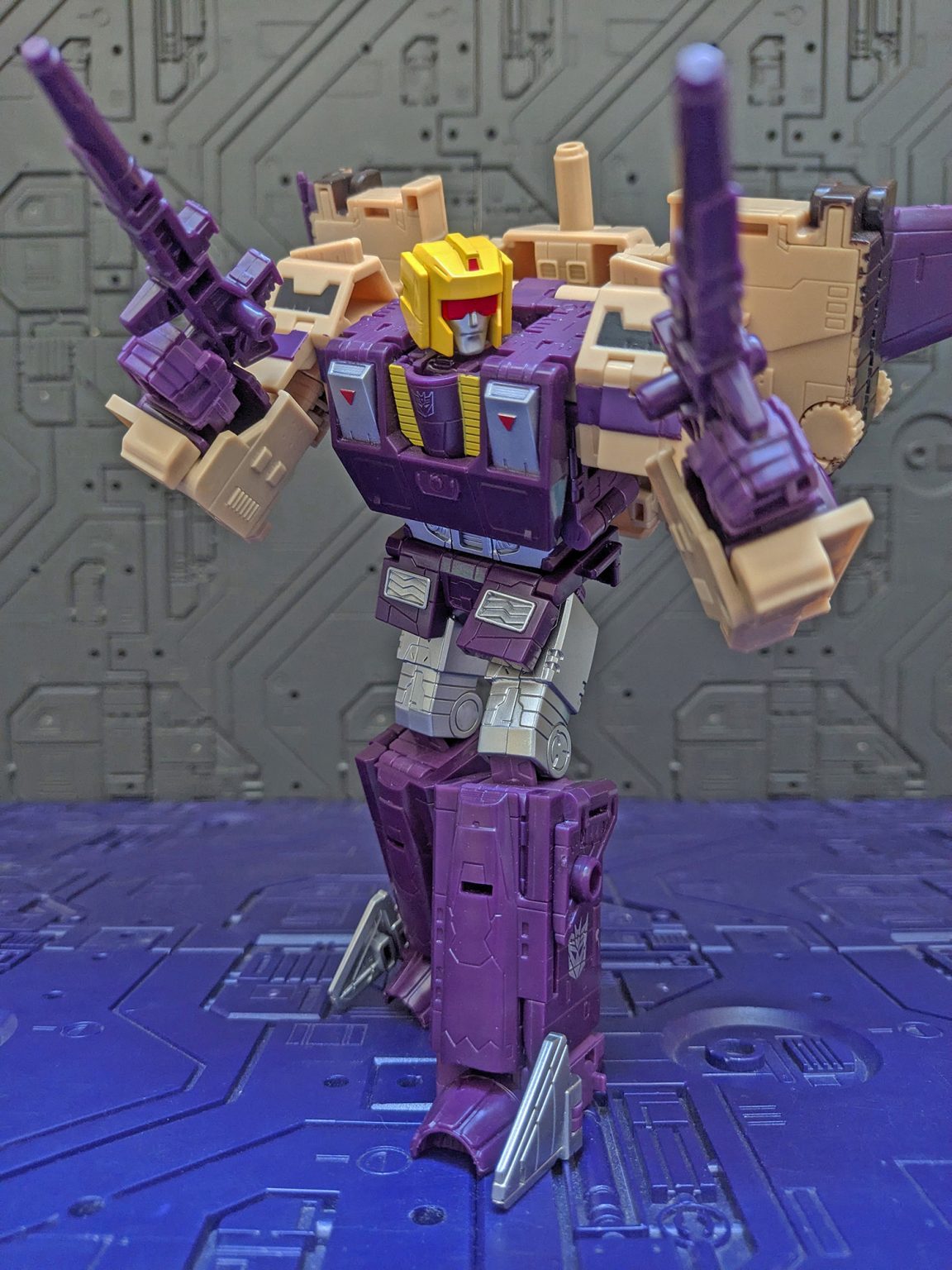 Foto Reseña: Transformers Legacy Leader Class Blitzwing – Cybertron 21