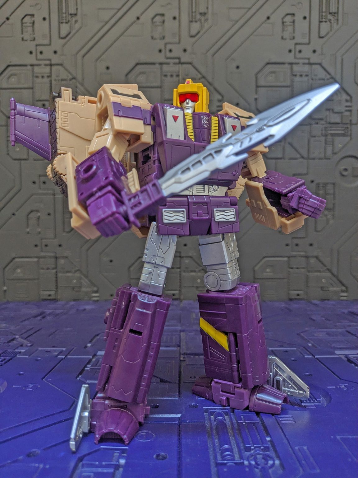 Foto Reseña: Transformers Legacy Leader Class Blitzwing – Cybertron 21