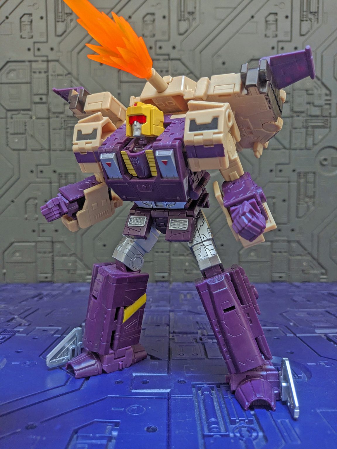 Foto Reseña: Transformers Legacy Leader Class Blitzwing – Cybertron 21