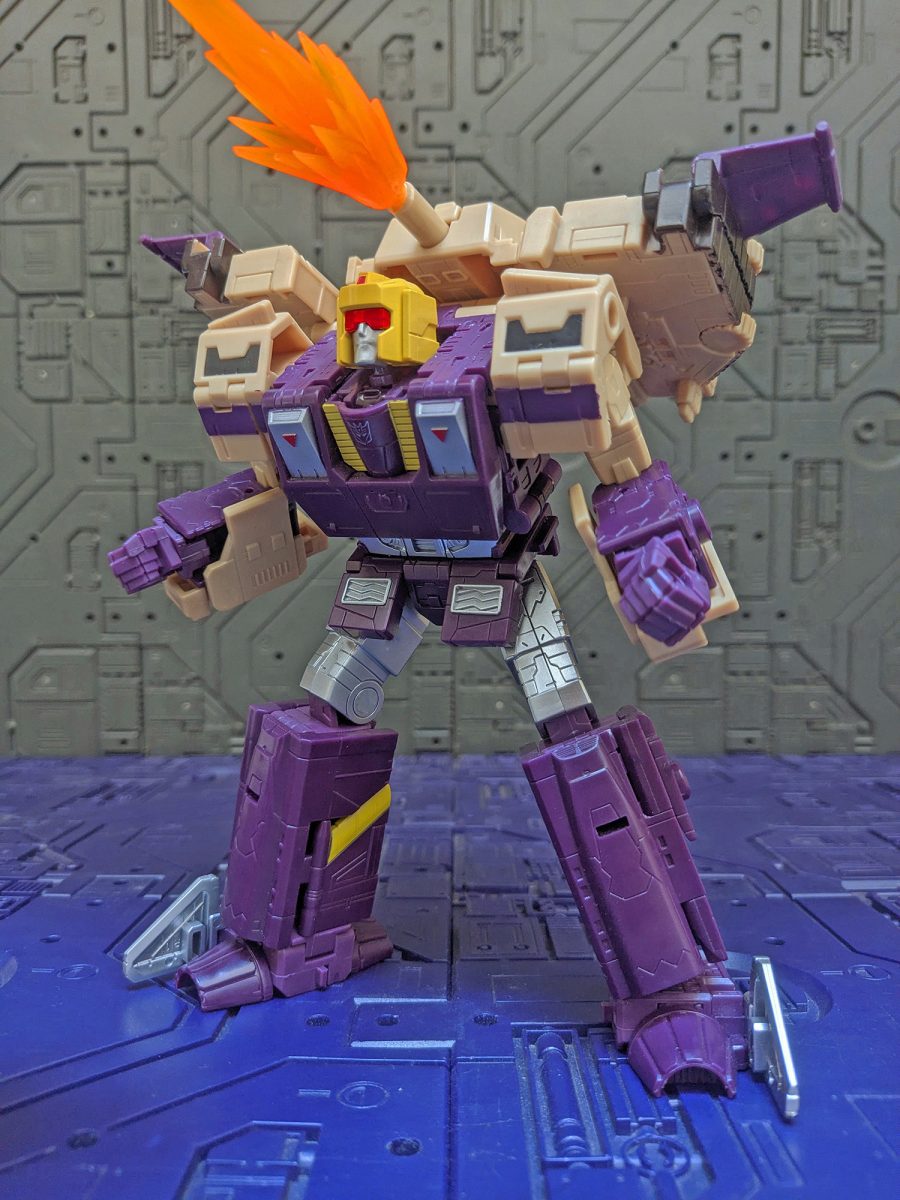 Foto Reseña: Transformers Legacy Leader Class Blitzwing – Cybertron 21