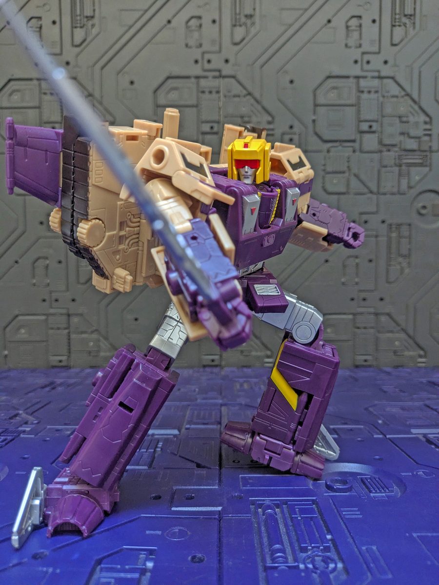 Foto Reseña: Transformers Legacy Leader Class Blitzwing – Cybertron 21