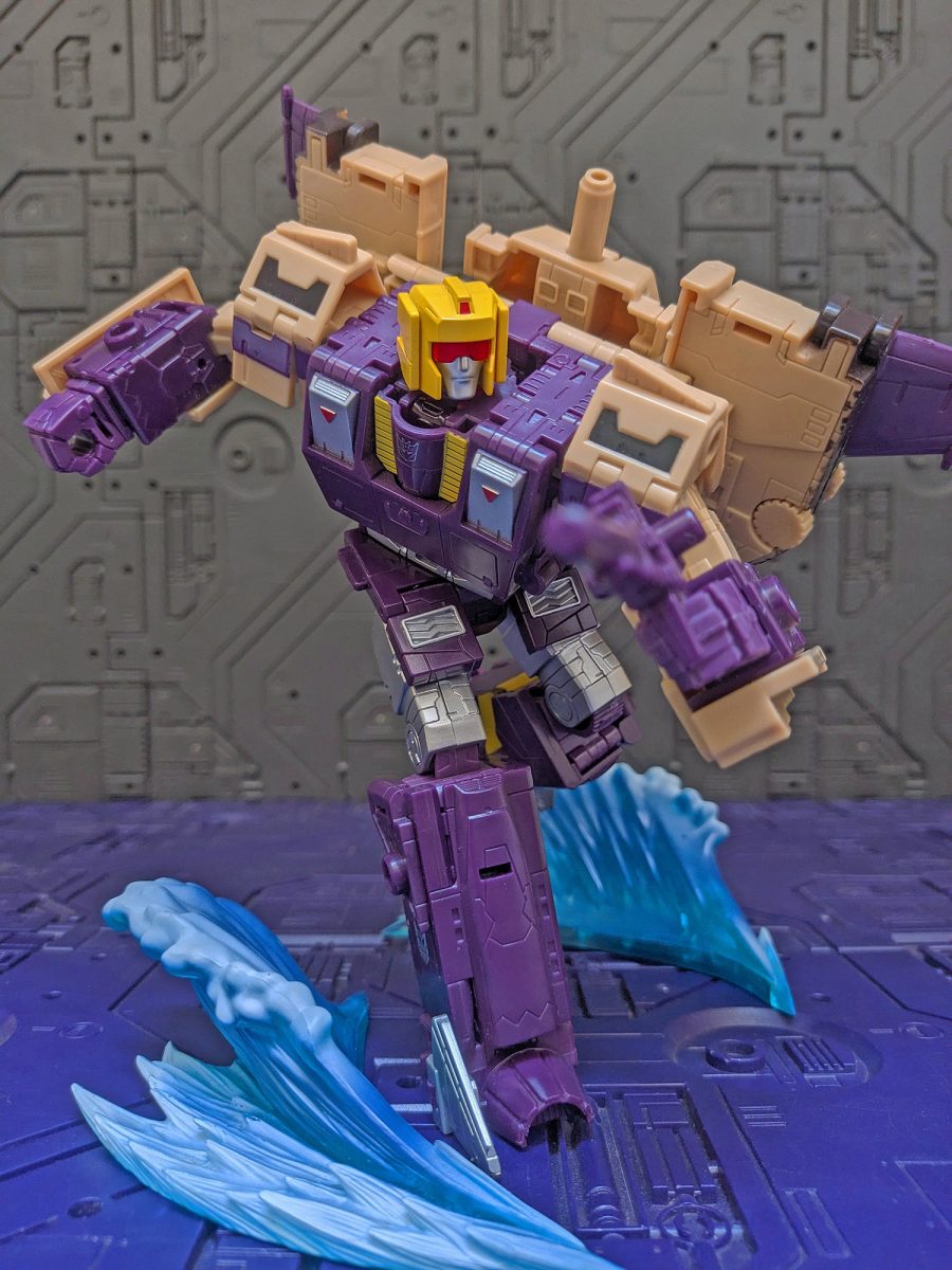 Foto Reseña: Transformers Legacy Leader Class Blitzwing – Cybertron 21