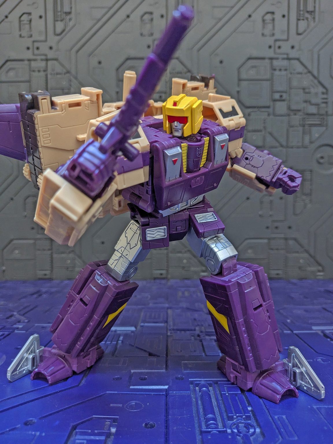 Foto Reseña: Transformers Legacy Leader Class Blitzwing – Cybertron 21