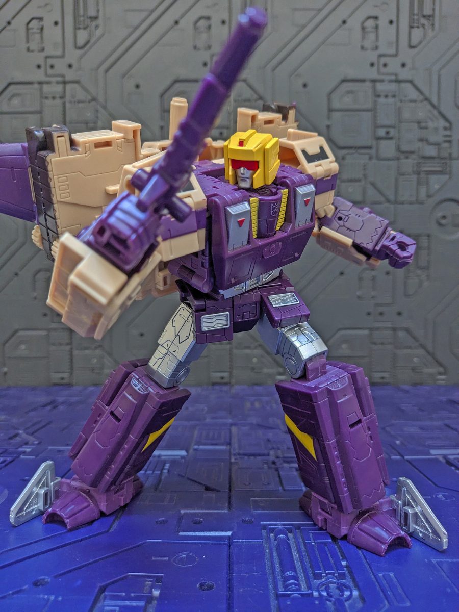 Foto Reseña: Transformers Legacy Leader Class Blitzwing – Cybertron 21