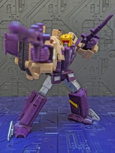 Foto Reseña: Transformers Legacy Leader Class Blitzwing – Cybertron 21