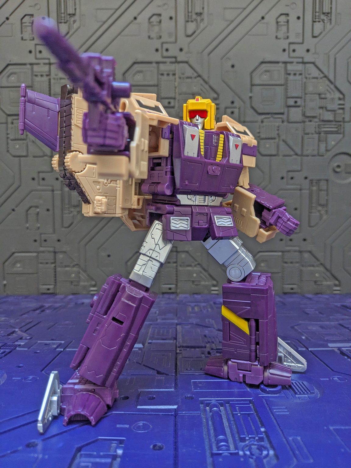 Foto Reseña: Transformers Legacy Leader Class Blitzwing – Cybertron 21