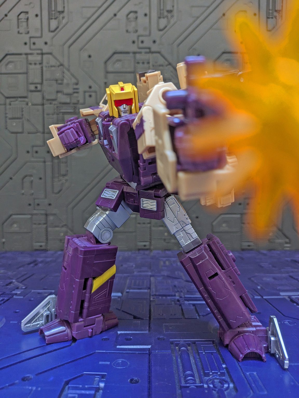 Foto Reseña: Transformers Legacy Leader Class Blitzwing – Cybertron 21