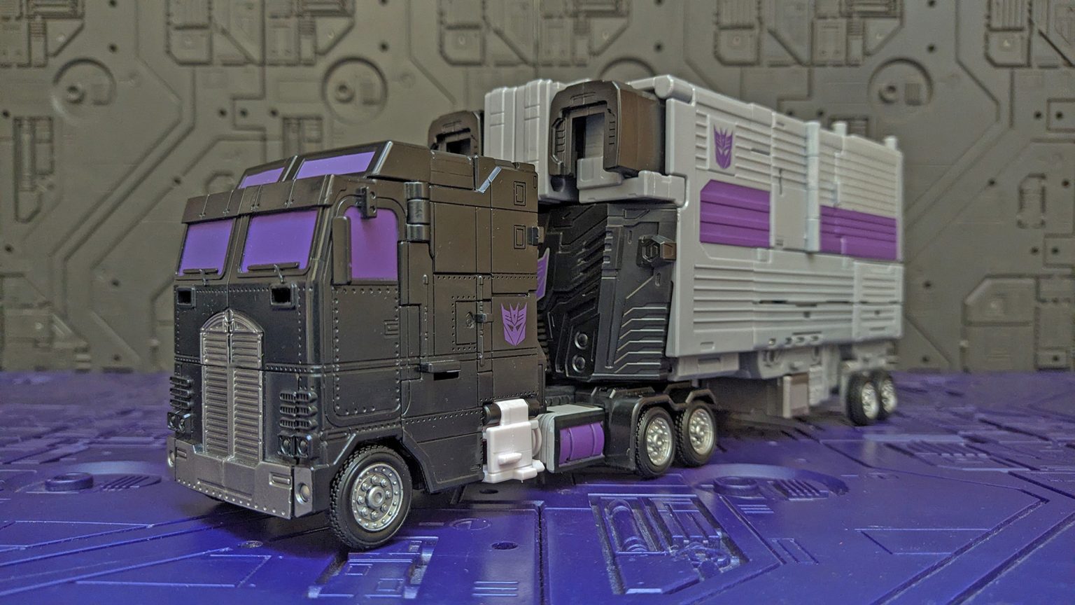 Foto Reseña: Transformers Legacy TL-13 Commander Class Stunticon ...